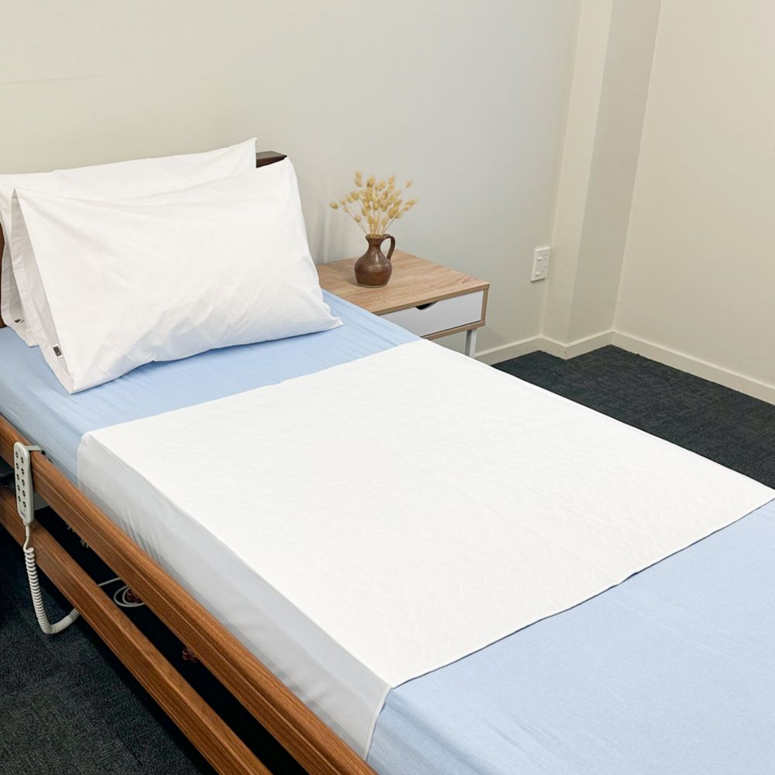 Washable bed pad in super blue 1.5 litre absorbency 90x85 cm with flaps ...